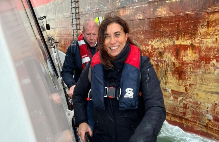 Havenwethouder heeft smaak te pakken door bezoek in de haven - Amports