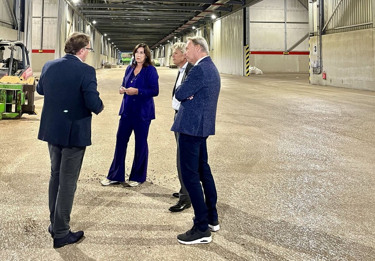 Havenwethouder Van Buren opent nieuwe agri-loods HES Bulk Terminal ...